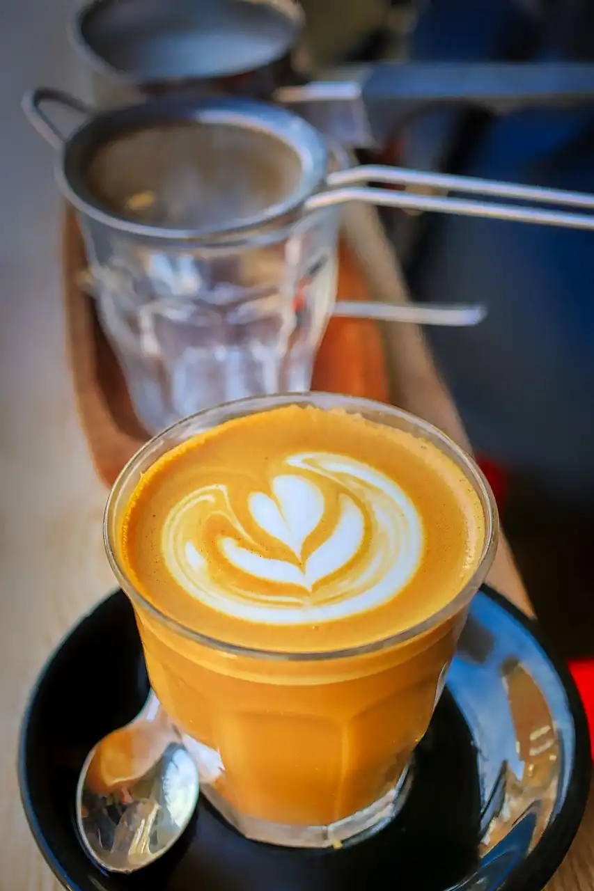 What Is a Decaf Latte? Recipe, Taste & Caffeine Guide (2026)